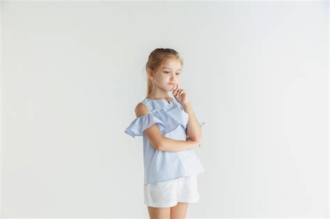 흰색 스튜디오 배경에 캐주얼 옷을 입고 포즈를 취하는 작은 웃는 소녀 감정에 대한 스톡 사진 및 기타 이미지 감정 고등학교 이하 공부 Istock