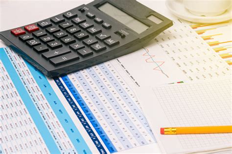 분석가 사무실 작업 계산기 메모장 및 금융 문서가있는 업무 데스크 회사 회계 원격 작업 및 교육 0명에 대한 스톡 사진 및 기타 이미지 Istock