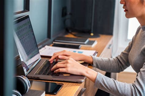 가정에서 일하는 아시아 여성은 새로운 프로젝트에 대한 그녀의 침실 문서 금융 및 컨퍼런스 온라인 회의에서 컴퓨터를 사용하여 커피를 마시고 가정 생활에 대한 스톡 사진 및