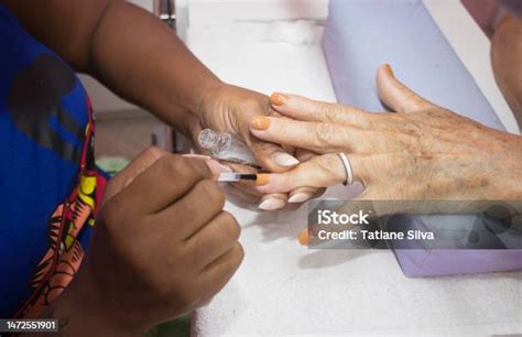 알아볼 수 없는 두 여성의 손을 클로즈업합니다 나이든 여자의 손톱에 매니큐어 그림 2명에 대한 스톡 사진 및 기타 이미지 2명 가꿔주기 건조한 Istock