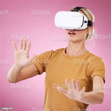 겁에 질린 여자 Vr 안경 미래 기술 게임 및 디지털 혁신을 위한 메타버스 가상 현실 3d 및 사이버 세계에 대한 두려움을 가진 사람은 분홍색 배경에 Ai 헤드셋을 착용하고