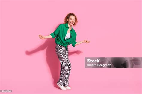 매력적인 긍정적 인 여자 입고 녹색 셔츠 춤추는 빈 공간 외딴 분홍색 배경의 전체 길이 사진 20 24세에 대한 스톡 사진 및