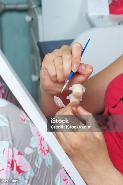 예술 숫자로 그리기 한 여성이 면화로 캔버스를 그립니다 브러쉬 번호가 매겨진 페인트 및 물을 유리에 사용합니다 개념에 대한 스톡 사진 및 기타 이미지 Istock