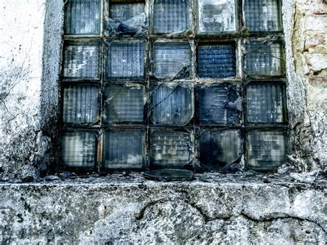 무료 이미지 푸른 유리 부서진 건축물 포도 수확 늙은 풍화 된 창고 Glass Brick 벽돌 창문 부식