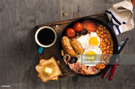 전체 영어 아침 식사 소시지 베이컨 튀긴된 계란 콩 토스트와 커피 나무 테이블에 영국식 아침 식사에 대한 스톡 사진 및 기타