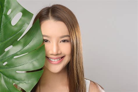 흰색 배경 스튜디오 스킨 케어 및 뷰티 컨셉 위에 아름다운 아시아 여성의 초상화 건강관리와 의술에 대한 스톡 사진 및 기타 이미지 건강관리와 의술 건강한 생활방식