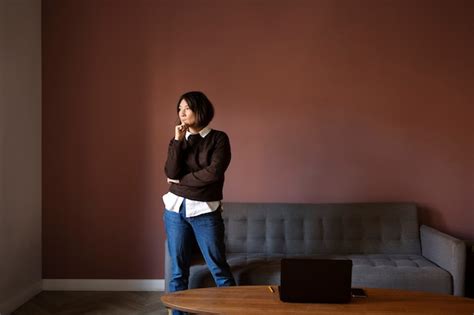 Mujer Ansiosa De Tiro Completo Sentada En El Piso Foto Gratis