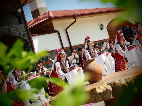 ПЪРВА ЧАСТНА РОЗОВАРНА „ДАМАСЦЕНА“ - Damascena