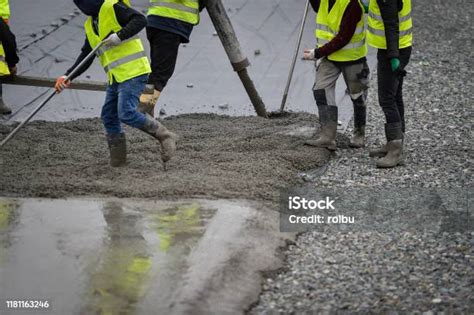 건설 현장에 콘크리트를 붓는 작업자 팀과 세부 사항 콘크리트에 대한 스톡 사진 및 기타 이미지 콘크리트 건물의 층 새로운 Istock