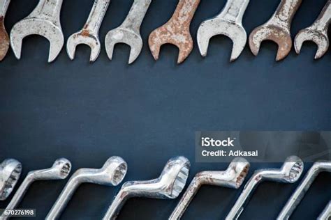 칠판에 빈 공간이있는 정비사 도구 세트 텍스트 또는 브랜드용으로 제작 0명에 대한 스톡 사진 및 기타 이미지 0명 가정용