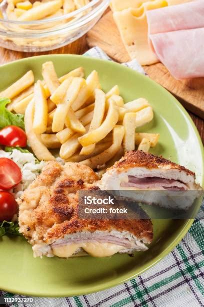 커 틀 릿 코르 동 블루와 돼지고기 로스가 프렌치 프라이와 함께 제공 됩니다 코르동 블뢰에 대한 스톡 사진 및 기타 이미지 코르동 블뢰 0명 감자 요리 Istock