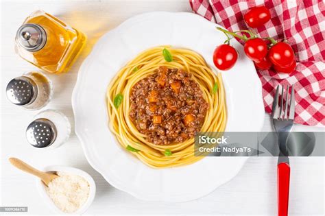 볼로냐 소스 파스타입니다 에 백색 격판덮개 파 르 마 치즈 토마토 올리브 오일의 분기와 포크 배경은 흰색 이다 이탈리아 음식입니다 공간에 복사 합니다 최고의 볼 수 있습니다