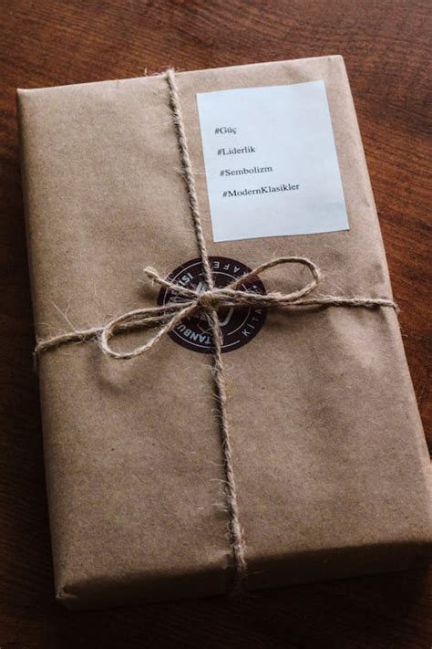 간단한 포장 갈색 종이 거친 공예 교활한 끈 노트 단순한 단순함 러스틱 매듭 미니멀리스트 보여주다 빈티지 선물 선물 포장 소박한 선물 손으로