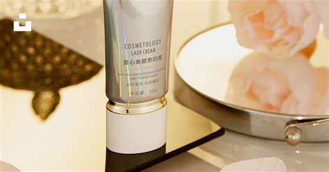 꽃병이 있는 테이블의 클로즈업 사진 Unsplash의 무료 꽃 이미지