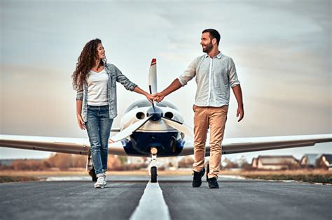 개인 비행기 근처 아름 다운 젊은 세련 된 커플의 전체 길이 이미지입니다 2명에 대한 스톡 사진 및 기타 이미지 2명 걷기 공항 Istock