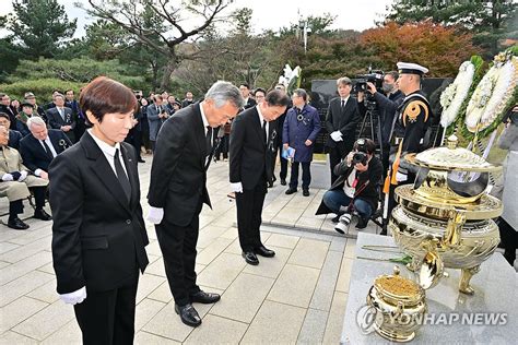 고 김영삼 전 대통령 묘소 찾은 손학규 동아시아미래재단 상임고문 연합뉴스