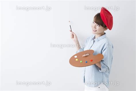 絵筆とパレットを持つ女性の写真素材 24006850 イメージマート