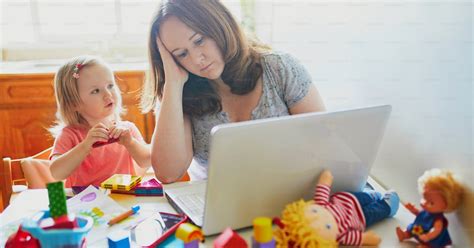 지치고 스트레스를 받는 어머니는 집에서 유아와 함께 일합니다 코로나바이러스 발생 기간 동안 격리 및 폐쇄된 어린이집 직장에서 소음을 내고 여자를 방해하는 아이 아이와