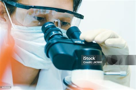 과학자는 혼합 화학 물질 현미경 과학 의학 또는 세계 영화 효과 선택적 초점에 있는 모든 사람을 위한 식품 개발 항목 데이터