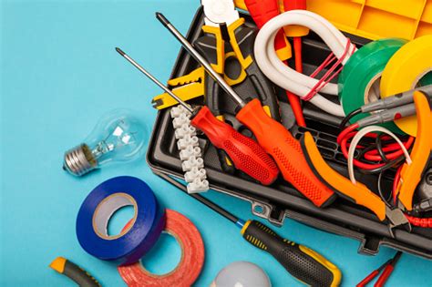 복사 공간이 있는 파란색 배경에 전기 장비 평면도 전기 공구 세트 멀티 미터 테스터 스크루 드라이버 커터 덕트 테이프 램프 줄자 및 와이어 플렛 누워 0명에 대한 스톡 사진