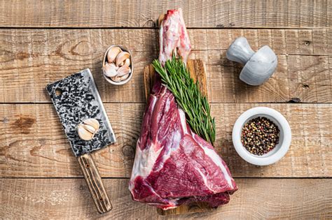 도마에 로즈마리와 후추와 원시 양고기 양고기 다리 나무 배경 맨 위 보기입니다 공간을 복사합니다 0명에 대한 스톡 사진 및 기타 이미지 Istock