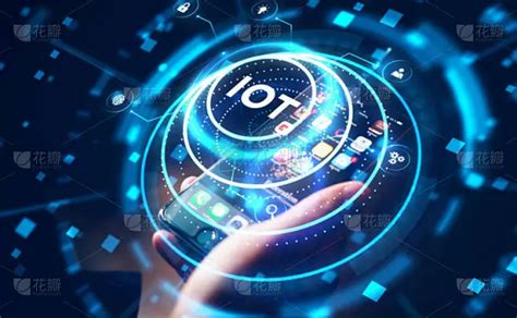 物联网 iot概念。商人提供iot产品和解决方案。年轻的商人在虚拟显示屏上选择带有文字iot的 花瓣网