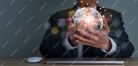 생활에서 세계 지도 통신을 들고 있는 사업가 글로벌 비즈니스의 빅 데이터 분석 및 비즈니스 인텔리전스 개념 라인 구성 디지털