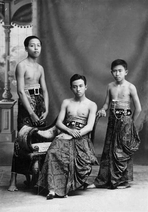 Studioportret Van Drie Javaanse Jongens Vermoedelijk Op Midden Java