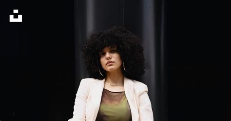 자신 있는 여성이 스타일리시한 정장을 입고 포즈를 취하고 있습니다 사진 Unsplash의 무료 유행 이미지