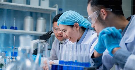 연구팀과 화학 실험실에서의 항 레트로 바이러스 약물 개발 사진 Unsplash의 비커 이미지