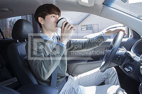 드라이버 093 Pho412 프리진 사진 남자 드라이버 Pho412b 동양인 한국인 20대 1인 청년 운전