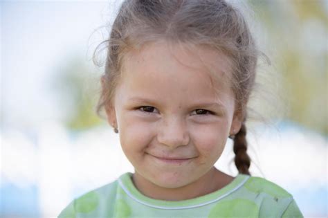 Una Chica Divertida Con La Cara Sucia Mira A La Cámara Y Sonríe Foto