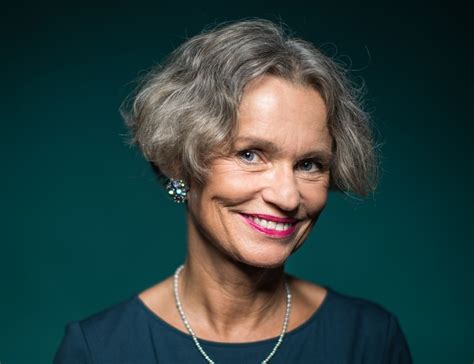 15 Flattering Wavy Hairstyles For Fine Haired Women Over 50