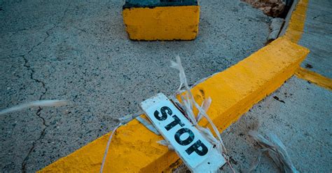 집 밖의 가장자리 간 간판 거리 경고 공공 안전 교차로 교통 통제 교통 표지판 그런지 길모퉁이 깨진 부호 노란색 노랑 연석 단단한 표면 도로