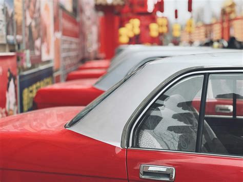 축제 거리의 전통적인 붉은색 자동차 · 무료 스톡 사진