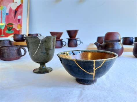 깨진 도자기를 옻으로 아름답게 이어 붙이는 킨츠키 공예