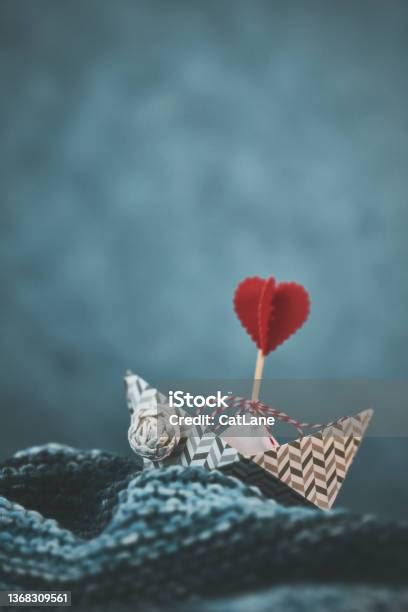 니트 파도에 항해 귀여운 수제 종이 접기 보트 와 발렌타인 배경 이야기하기에 대한 스톡 사진 및 기타 이미지 이야기하기 하트 모양 0명 Istock