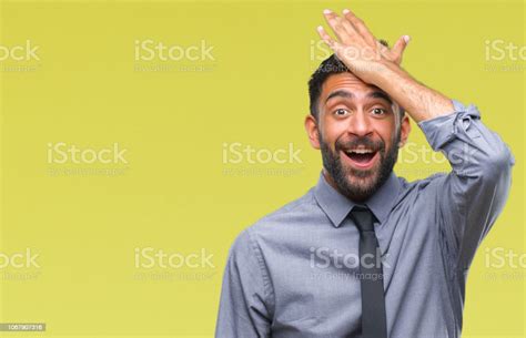 실수에 대 한 머리에 손으로 놀된 격리 된 배경 위에 성인 히스패닉 사업가 기억 오류 깜 빡 나쁜 메모리 개념 경영자에 대한