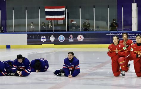 ในหลวงทอดพระเนตรพระราชินีทรงร่วมแข่งขันฮอกกี้น้ำแข็งกระชับมิตร