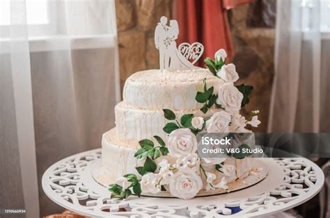 꽃으로 장식 된 아름다운 웨딩 케이크 케이크 클로즈업 및 블러 배경 0명에 대한 스톡 사진 및 기타 이미지 0명 결혼 의식 결혼식 Istock