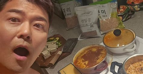 전현무 집에서 이러고 있어…상반신 노출에 으악