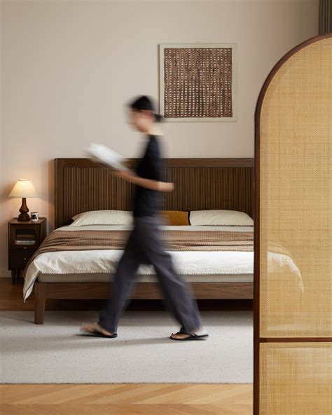 건강한 원목가구 예스우드 몸과 마음에게 전하는 휴식의 시간 자연 소재 그대로의 차분한 감성을 담은 블랙 월넛 나를 위한 휴식을 온전히 취할 수 있는 곳 헤르만 블랙