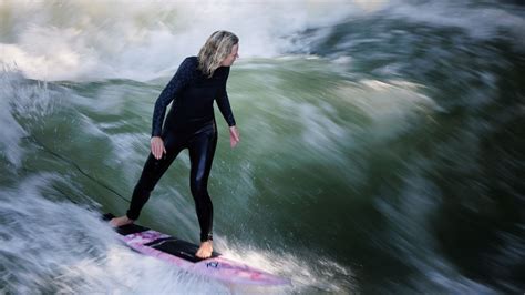 Die Frauen Vom Eisbach Die Surfcommunity In München Wird Weiblicher Stern De