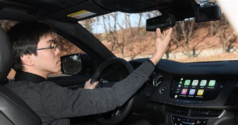 포토 캐딜락 Ct6의 리어 뷰 카메라 미러를 살펴보는 발레오 오경석 담당