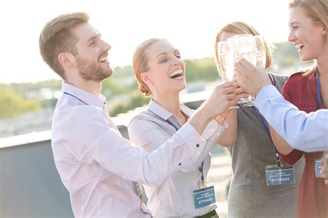 테라스에서 성공 파티 중에 포도주 잔을 토스트 하는 사업가 동료 남자에 대한 스톡 사진 및 기타 이미지 남자 남자 사업가 낮 Istock