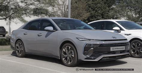 현대차 2026년형 아반떼 첫 포착… 레트로 감성 더한 미래형 세단