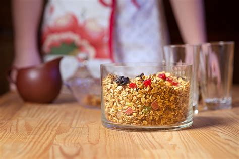 그래놀라 말린 과일을 곁들인 달콤한 귀리 플레이크 음식 배경 맨 위 보기입니다 복사 공간을 복사합니다 건강한 음식 건강한 라이프 스타일 Charity Benefit에 대한