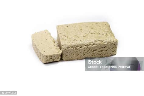 해바라기 할바 클로즈업 흰색 배경에 고립 된 할바 연탄 달콤한 동양 디저트 할바 차를 위한 과자 0명에 대한 스톡 사진 및 기타 이미지 Istock