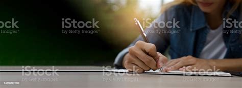 플래너 계획 일정 및 알림 의제 집에서 일하십시오 여자는 매일 약속을 계획하고 사무실 책상에서 일기 책에 출장을 씁니다 2023년 캘린더 알림 이벤트의 배너입니다 쓰기에