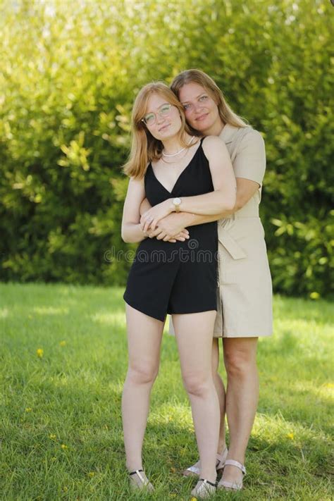 Mutter Mit Teenager Tochter Stockbild Bild Von Jung Mutter 197308803